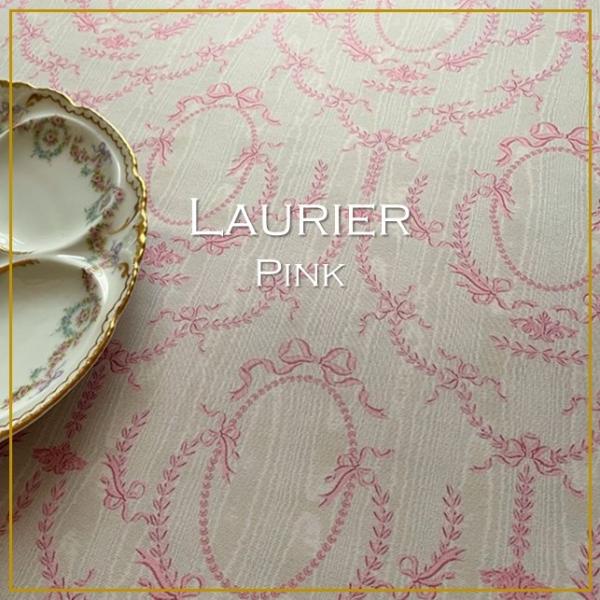商品名：ピンクのリボン柄テーブルクロス :ロリエール:Decor CLASSIQUE■ご注文を承りましてから製作する受注生産品です。お届けまでに1週間〜2週間ほど頂戴いたします。ライトグレージュのモアレプリントベースにピンクのダマスクリボン...