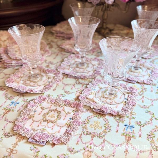 エムの紋章が印象的な撥水加工地を使用したコースター（グラスマット）ローズレースの縁取りがエレガントサイズ : 約12cm角カラー : 1生　地：ポリエステル（撥水加工地）リボン：ポリエステル■MADE IN JAPAN■撥水加工は防水加工と...