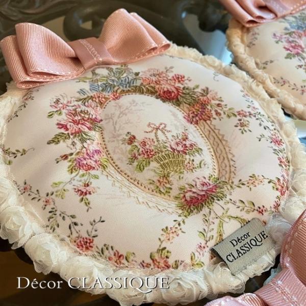 フレンチアンティークの花かごのパターンをアレンジしたオリジナルプリント撥水加工地を使用したリボン付きラウンドマットローズの縁取りがエレガントサイズ : 直径18.5cmカラー : ４表　地：ポリエステル（撥水加工地）中　綿：ポリエステル裏　...