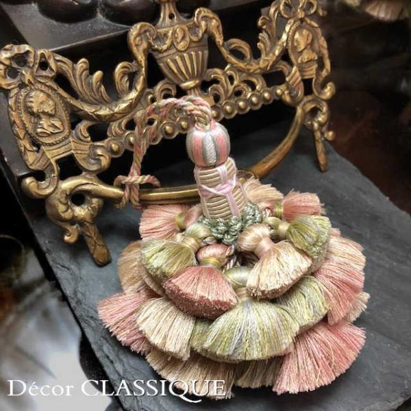 商品名：ピュアシルク キータッセル La・Soie：ラ・ソワ｜シルクキータッセル｜フォギーティーローズ | Decor CLASSIQUEサイズ: タッセル：8cm / 全長：約20cmカラー: 1色素　材: シルク100％--------...