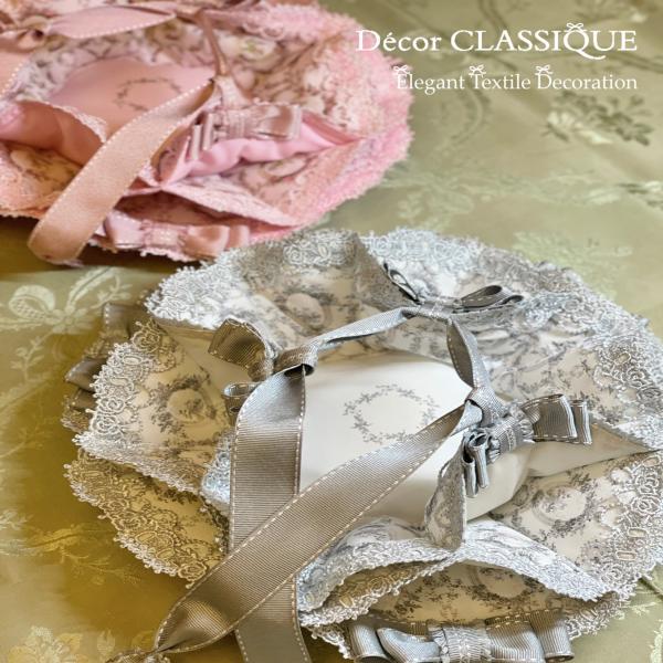 商品名：スコーンホルダー パニエドフルールグレー Decor CLASSIQUEサイズ：直径30ｃｍカラー：2  ピンク / グレー素材：・表地　ポリエステル(表地のみ撥水加工）・裏地　ポリエステルコットン混紡・中綿　ポリエステル・縁取　ポ...