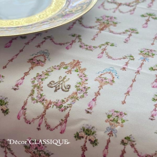 テーブルクロス：撥水テーブルクロス：エムフルーレット　クラシック：デコールクラシークエムの紋章が印象的な撥水加工地を使用したテーブルクロス■ご注文を承りましてから製作する受注生産品です。お届けまでに1週間〜2週間ほど頂戴いたします。・正方形...