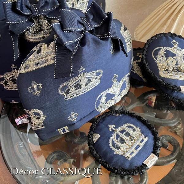 王冠とフルールドリスをモチーフにしたハイグレード輸入ジャカード生地を使用した15ｃｍポットマットはオプションでご用意しています。■柄が左右対称ではないため、商品により柄の出方に違いがございます。■サイズ・形状により宅配定でお届けいたします。...