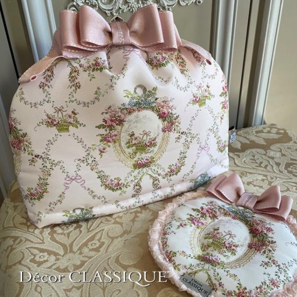 フレンチアンティークの花かごのパターンをアレンジしたオリジナルプリント撥水加工地を使用した立体縫製ティーコゼーラウンドマットと一緒にお使いいただく事により保温効果がアップ致します。サイズ : W-31cm / H-22cm　マット直径18....