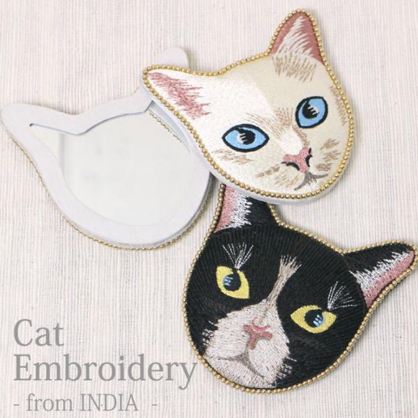 ( POINT! )猫好きにはたまらないデザイン。猫の顔がそのまま手鏡になりました。色味を抑えて大人な雰囲気。糸の光沢感やビーズの縁取りも高級感があります。サイズは手の平よりやや大きめです。ミラー部分も猫型になっていますよ♪甘すぎない絶妙な...