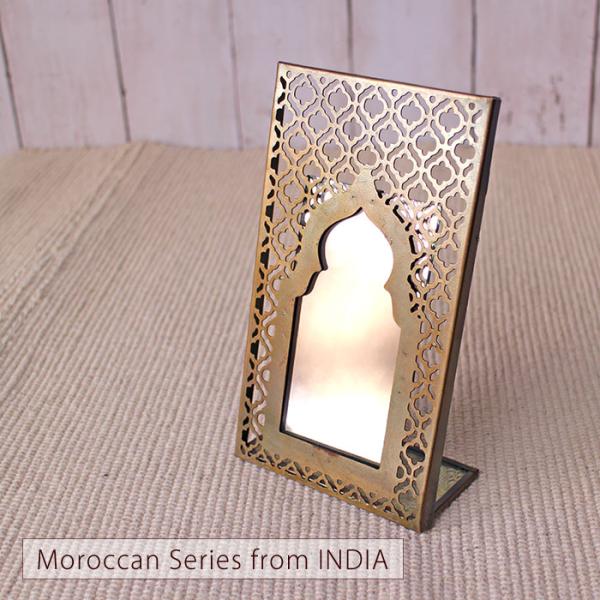 ( POINT! )繊細にカットされた模様が美しいスタンドミラー。オリエンタルな雰囲気がお部屋の華やかなアクセントになります。鏡を覗くと気分が上がる、置くだけで上級者のおしゃれインテリアアイテム。( 商品詳細 )・サイズ：約18×10×4c...