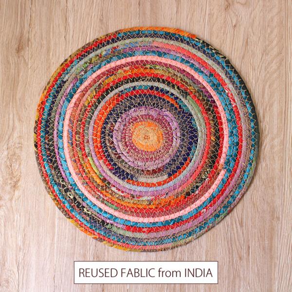 ( POINT! )不要になった古布を細く裂き、色とりどりに組み合わせたマルチユースマット。SDGsへの効果的なアプローチとして注目されるアップサイクル製品です。カラフルな色味とクラフト感のある質感が、ぱっと目を引くお部屋のアクセントに♪ア...