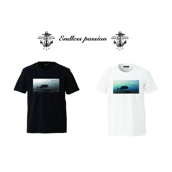 DEEP BLUE　オリジナル コットンＴシャツ（Endless passion）ボディー説明：前下がりに遊びのある細目に作った首リブがスッキリした印象のTシャツです。見かけによらず、タフさも特徴。首リブの生地に高弾力糸を部分的に編み込んで...
