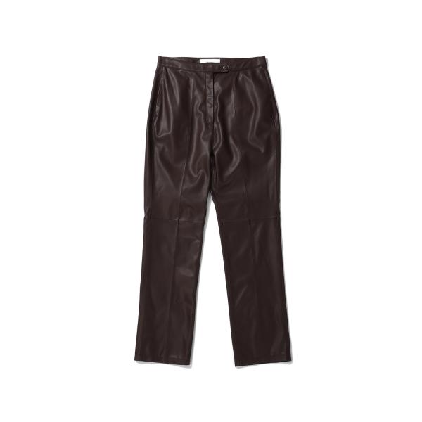 ＜商品説明＞しなやかな質感のエコレザーを使用したパンツ。ハイウエストのタイトめなシルエットで、ニットレギンスをレザーに替えたようなイメージで履いていただけます。オーバーサイズのトップスや、ロング丈のシャツなどとレイヤードすると、とてもクール...