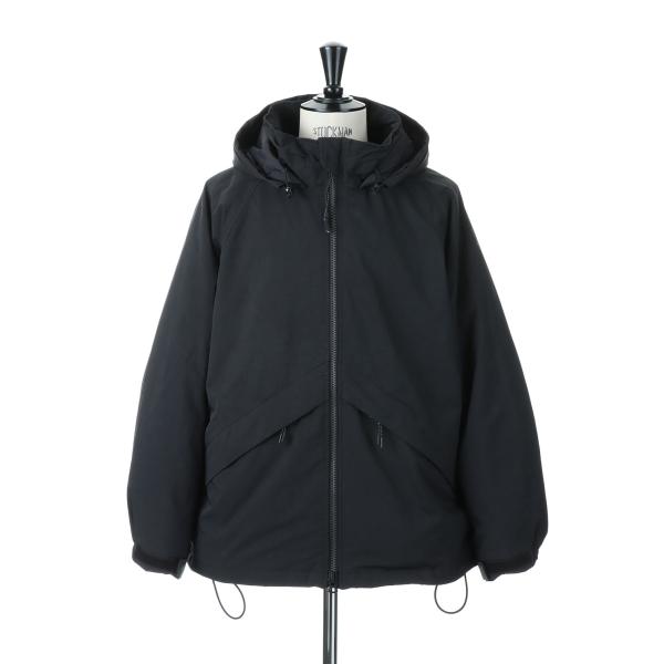 ＜商品説明＞ミリタリーブルゾンをベースにしたスタンドカラーのミドルレングスのブルゾン。襟の中には収納式フードが有り、左袖に大きめのファスナーポケットを装備。表地はポリエステル・ナイロンのメモリー生地（形状記憶生地）を採用。※AIR UNIT...