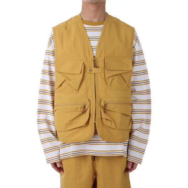 ＜商品説明＞コットンのような風合いのタスランナイロンを使用したメッシュベスト。柔らかくさらっとした質感で肌触りが良く、撥水効果も備えています。前面に配置された複数のポケットは、大きくマチがとられており収納力も十分です。着用者:身長176cm...