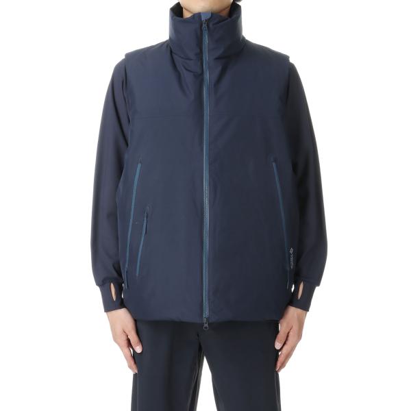 ＜商品説明＞約700フィルパワーのダウンを約100g内包し、2層構造の「GORE-TEX」を採用。シェルパーカとのレイヤードで活躍するポケットワークを備えた、インナーダウンとしても快適なダウンベスト。ブランドのアイコンでもある、極細のコンシ...