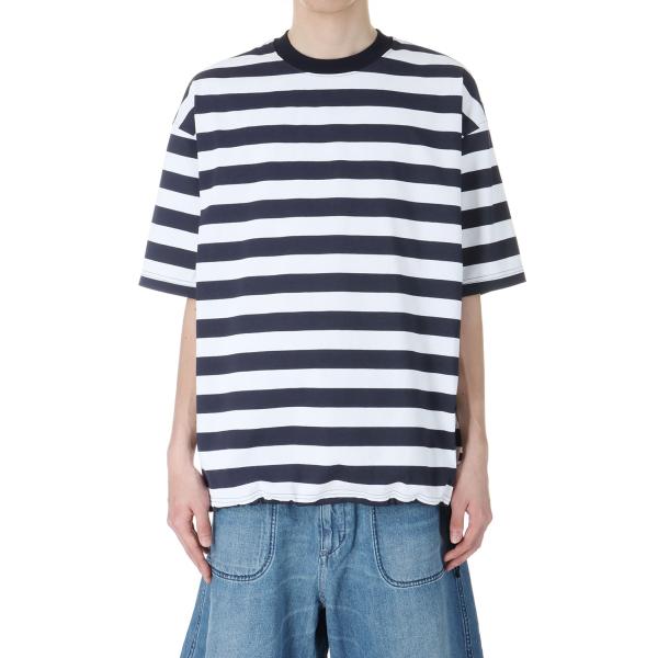 ＜商品説明＞ボーダー柄のドローストリングTシャツ。ミディアムウェイトのポリエステル素材のボディに、ボーダーをプリントで表現。程よいストレッチ性と速乾性を備え、着心地の良い一枚となっています。裾のドローコードでシルエットの調整が可能です。動画...