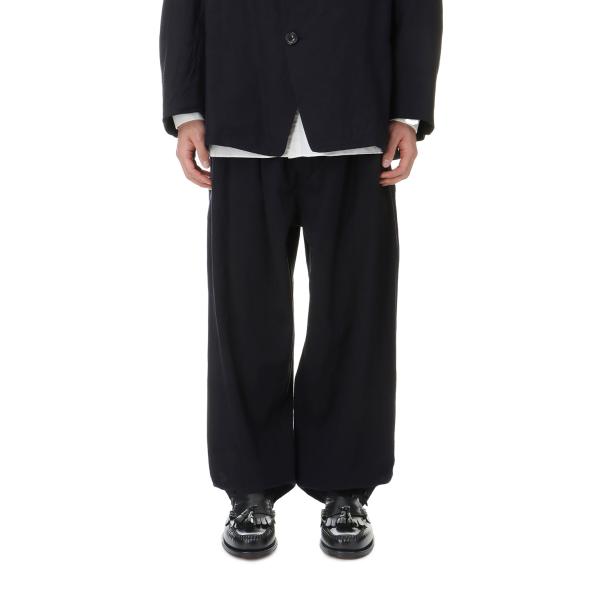 ＜商品説明＞世界のメンズパンツの中でも最も太いワタリ巾を持つと言われる、オランダの漁師パンツが題材。タテ糸にはウール、ヨコ糸には綿の縮率を異なる糸を使用し、仕上げにワッシャー加工を施し、糸をイレギュラーに収縮させることで、表面に凹凸が生まれ...