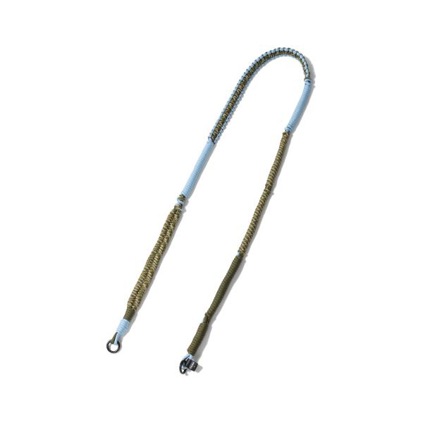 ＜商品説明＞WILD THINGSとA SCENEのコラボレーション。カラーや質感の異なるパラコードを編みこんだデザインが特徴。パーツやタグは黒で統一し、全体的に引き締まったデザインとなっています。※こちらの商品には、ショルダーストラップ取...