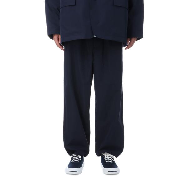 ＜商品説明＞リップストップ素材を使用したイージートラウザーズ。ポリエステル100%ながらコットンのようなタッチ感。軽量で耐久性とストレッチ性を備えています。ベーシックなプレーンフロント型トラウザーズをベースに、ポリエステル素材と機能的なディ...