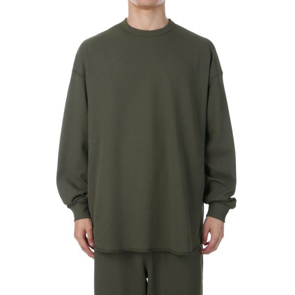 ＜商品説明＞ワッフル素材を使用したサーマルTシャツ。2種類のポリエステル原料を使用し、糸にバネのような効果を持たせたストレッチ素材を採用。密度が詰まったハリのある肌触りながら、軽量で速乾性に優れています。裾のラウンドカット部は、振りミシンで...