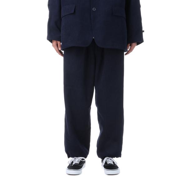 ＜商品説明＞ポリエステル素材のコーデュロイを使用したイージートラウザーズ。タテヨコともに150デニールの糸を使用し、軽やかでありながら丈夫さも兼ね備えています。ベーシックなプレーンフロント型トラウザーズをベースに、ポリエステル素材と機能的な...