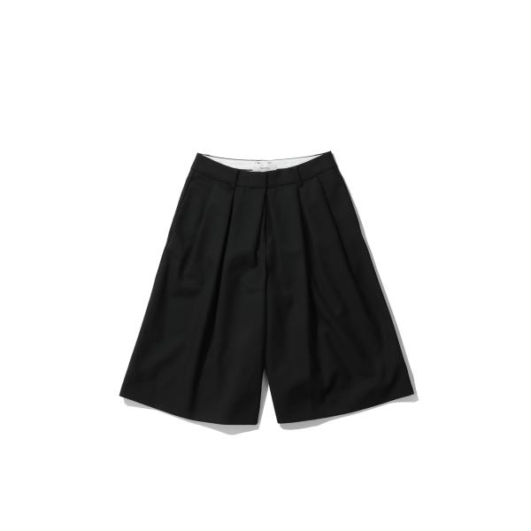 ＜商品説明＞上質なツイル生地を贅沢に使用したバミューダパンツ。フロントタックが程良い立体感を生み、着丈は膝が隠れるミディアム丈。ワイドなシルエットながらもすっきりとした印象に仕上げています。当店は正規取扱店です。ご安心ください。
