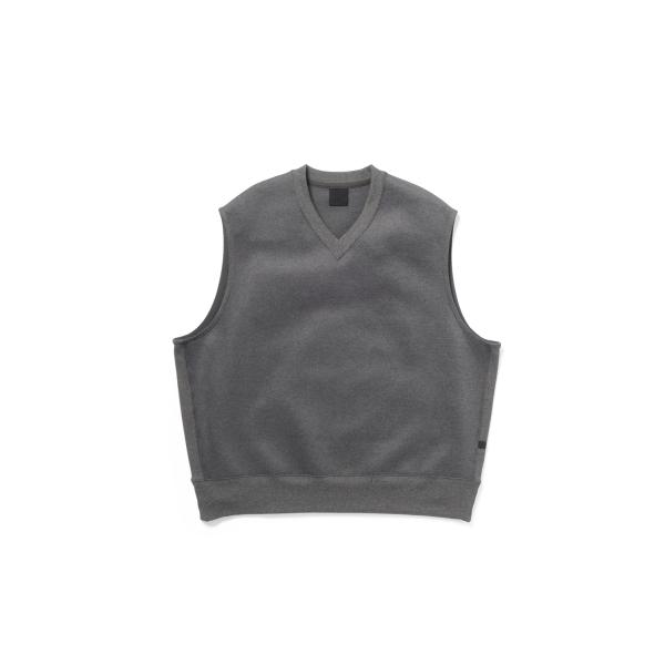 ＜商品説明＞ダンボールニット素材のスウェットベスト。中空構造の空間により保温性・軽量性を実現。しなやかで肌触りの良い素材感も特徴。レイヤードするため、極めてシンプルにデザインされています。25AWシーズンよりも更に軽量化されています。当店は...