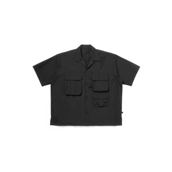 ＜商品説明＞1980年代のフィッシングシャツをデザインソースにしたショートスリーブシャツ。フロントヨークを利用したマチ付き胸ポケット、イヤフォン等小さい小物の収納に便利なスモールポケットなどを配置。オープンカラーのボックスシルエットも特徴で...