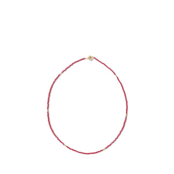 ＜商品説明＞華奢なガラスビーズを連ね、あいだに配したゴールドビーズがアクセントを添えるチョーカー。ミニマルなデザインで、繊細なきらめきが首元にさりげないニュアンスをプラスしてくれるアイテムです。当店は正規取扱店です。ご安心ください。