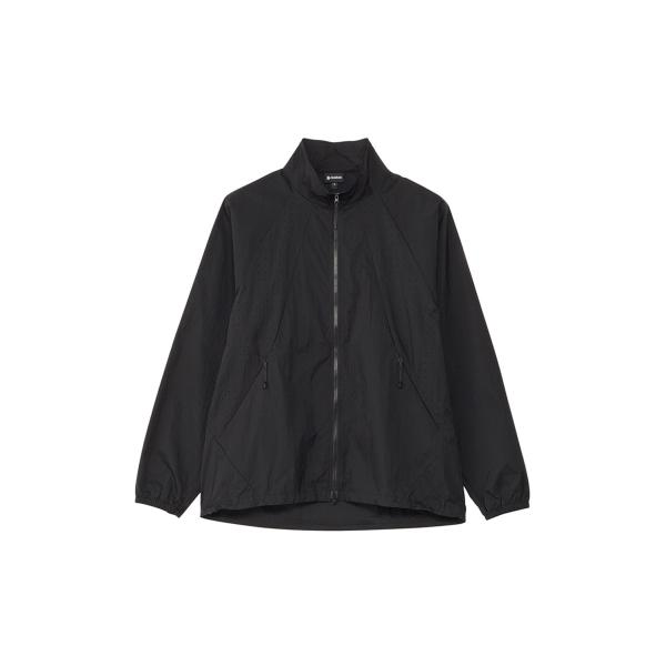 ＜商品説明＞透け感のある薄手のナイロン素材を使用したウィンドジャケット。肩周り、脇周りに通気性を考慮したベンチレーションを配置。ほどよくゆったりとしたシルエットで、裾のドローコードでシルエットの調整が可能。環境への負荷に配慮して、リサイクル...