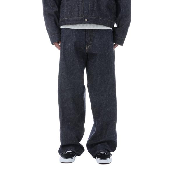 ＜商品説明＞1940年代第二次世界大戦中の大戦モデルをベースに、忠実に再現したデニムパンツ。紡績過程で落ちた短繊維を使用したスビン綿100％デニムを採用。タテ7番手xヨコ9番手の糸をシャトル織機でじっくり織り上げた11.5ozセルビッヂ生機...