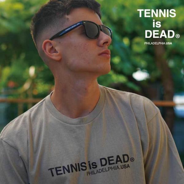 "TENNIS is DEAD" MENS Cotton Tee"TENNIS is DEAD" LOGOがプリントされたコットンTシャツ。【SIZE CHART】S : TALL 165-170(CHEST WIDTH 48cm)M : ...