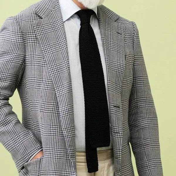 生地：シルク100％ 全長：148cm 大剣：8.5cm 原産国：イタリア 希少性大！ブラック、アットヴァンヌッチ大剣幅広ニットタイ。 こちらの商品は原価、輸送費などの高騰により、正規代理店より価格変更がございました。ご理解を頂けますと幸い...