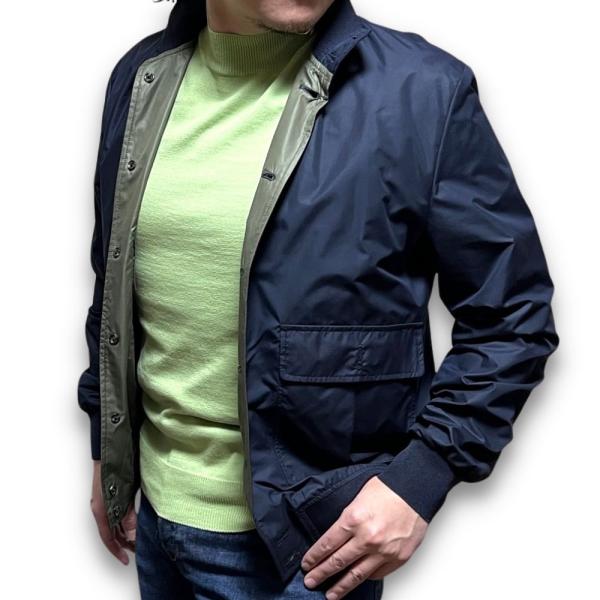 【素材感・着用感】ふわふわしたウールのような肌触りと、ニット素材特有の心地良いフィット感で、モックネックニットは一味違った着心地を提供します。肩の傾斜を強調するデザインにより、肩回りのフィット感は抜群で、動きやすさも兼ね備えています。さらに...