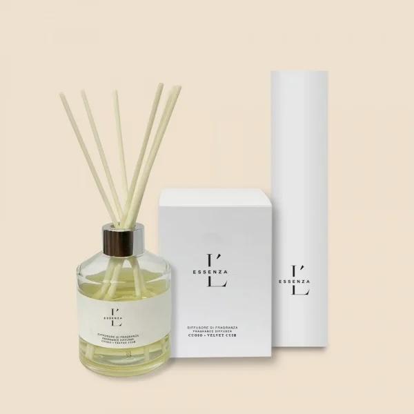 ブランド名が新しくリニューアル!!!ユーファーストのヴェルヴェットウッズから エッセンツァ プルサンテのクオイオにブランドネームと商品名が変わりました。カシスをベースにしながらも甘すぎず、ウッディーな重量感は安心感を与え心地の良い高級感が人...