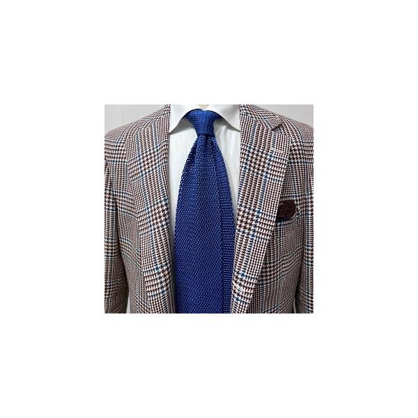 希少性大！ブルー、アットヴァンヌッチ大剣幅広ニットタイ。至高を追い求めるアットヴァンヌッチの大人気シリーズのニットタイ。天藍石を意味するLazurite(ラズライト)の名称を付けたブルーカラーアットヴァンヌッチはイタリア・フィレンツェの工房...