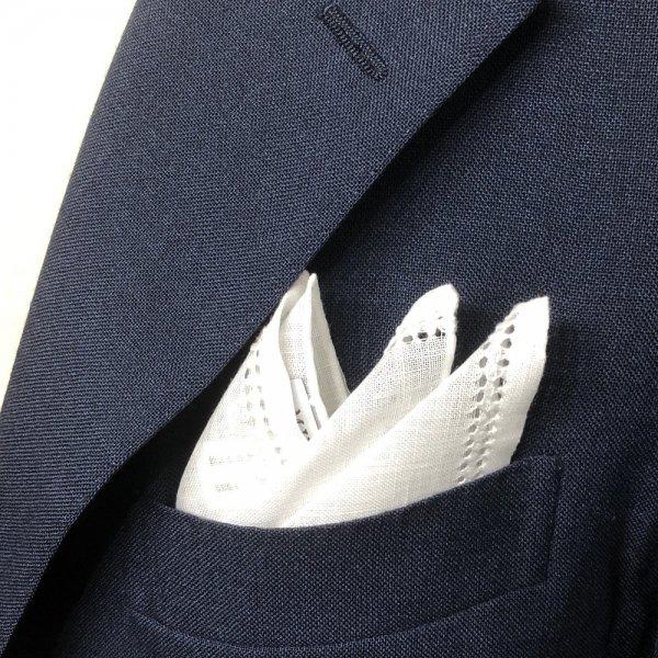 ダブルのスウエアステッチ刺繍をハンドメイドで施されており、半サイドにのみ配置することにより様々な様相を見せてくれます。ムンガイのHPでは羽ばたかせるようなコーデ、弊社の方ではスリーピークス(3つ折り)で提案させて頂いております。 定番のスク...