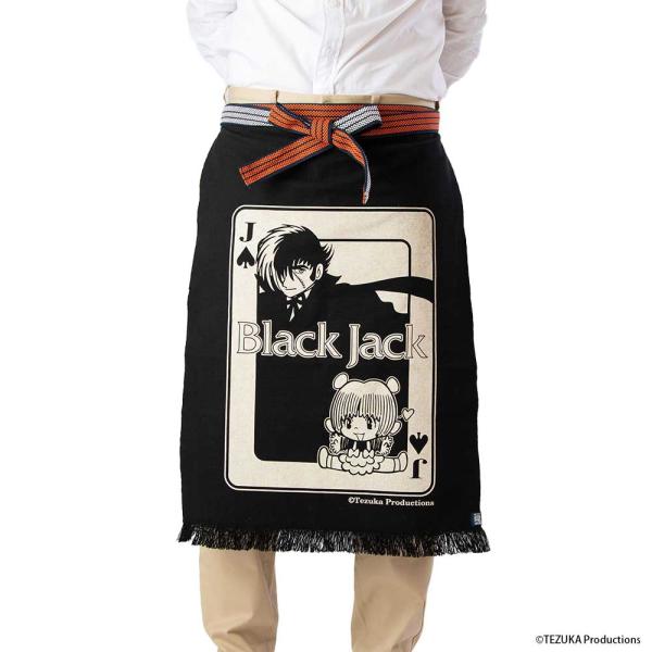 手塚プロダクションとのコラボ商品「ブラックジャック」です。凜々しいブラックジャックに、ピノコも載っていてかわいい。若手職人３名が「豊橋工場」で織っている２号前掛け生地は軽くてしなやかで、優しい手触りが特徴です。染めは、職人の高い技術により、...