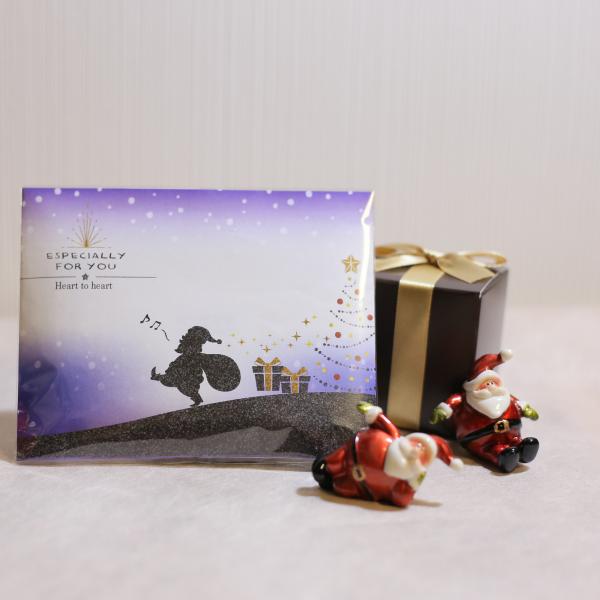 雪が降る夜、口笛をふきながら楽しそうにサンタがプレゼントを街に届けています。ホットであたたかいカイロのギフトです。販促用にまた、一年お世話になった方、職場の方へのささやかなギフトとしてもおすすめです。サイズ 12.5×10ｃｍ内容 貼るカイ...