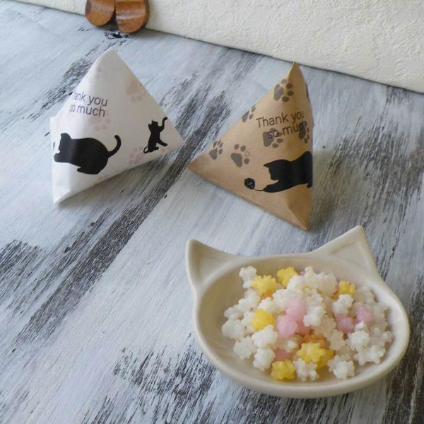 Nekoテトラ (金平糖約20g入) 　30個セット人気の黒猫のかわいい仕草柄、テトラ型パッケージの金平糖ハロウィンイベントの景品、プチギフトにピッタリまた、結婚式、二次会のプチギフト等でご利用いただけます。1個サイズ：約7×6.5×7.5...