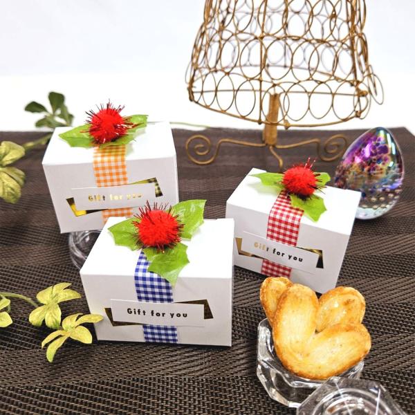 ヒイラギポンポンパイ　【30個セット】ボックスの上に柊と赤いポンポンがちょこんと乗った、可愛らしいパッケージのプチギフト。中にはパイが2枚入っています。【商品内容】パイ（2個入） ×1個商品サイズ：6 ×4 ×4cm色：3色アソート（オレン...