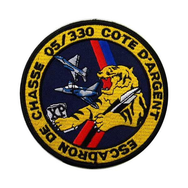 05/330 COTE D'ARGENT ESCADRON DE CHASSEのワッペン（Smallサイズ）アイロン装着可能です。大きさは約横10cm・約10cmとスモールサイズです。洋服の胸・袖・カバンなどにつけてアクセントにどうぞ。ワッ...