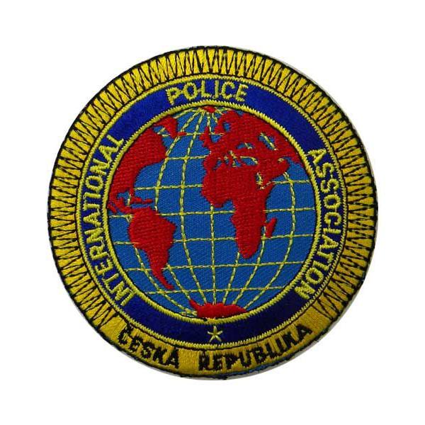 INTERNATIONAL POLICE ASSOCIATION CESKA REPULIKAのワッペン（Smallサイズ）アイロン装着可能です。大きさは約横7.5cm・約7.5cmとスモールサイズです。洋服の胸・袖・カバンなどにつけてアク...