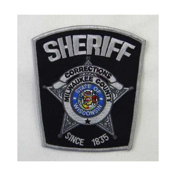 SHERIFF CORRECTIONS MILWAUKEE COUNTY SINCE 1835のワッペン（Smallサイズ）アイロン装着可能です。大きさは約横11cm・約12.3cmとスモールサイズです。洋服の胸・袖・カバンなどにつけてアク...