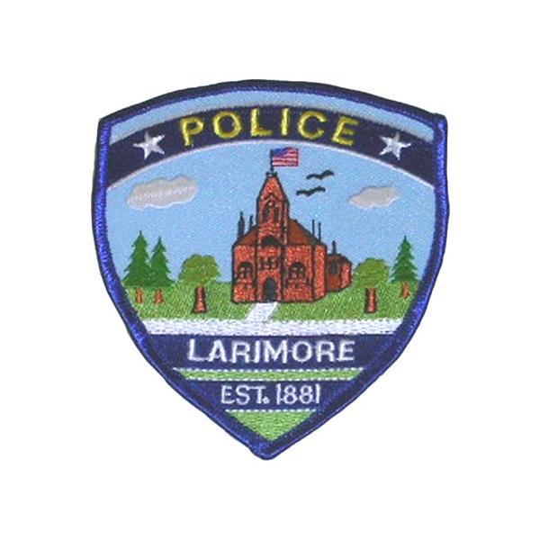 LARIMORE POLICEのワッペン(Smallサイズ)【ポリスシリーズ】【現品限り】アイロン装着可能です。大きさは約横9.5cm・縦11cmとスモールサイズです。洋服の胸・袖・カバンなどにつけてアクセントにどうぞ。ワッペンSmallサ...