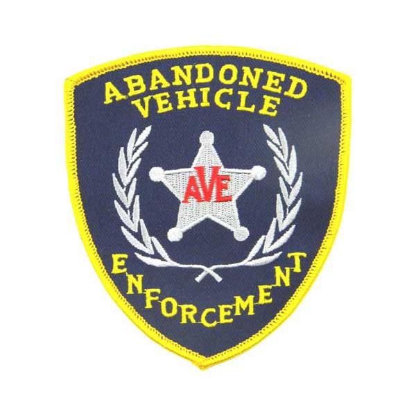 ABANDONED VEHICLE ENFORCEMENTのワッペン（Smallサイズ）アイロン装着可能です。大きさは約横10cm ×　縦11.5cmでスモールサイズです。洋服の胸・カバンなどにつけてアクセントにどうぞ。ワッペンSmallサ...