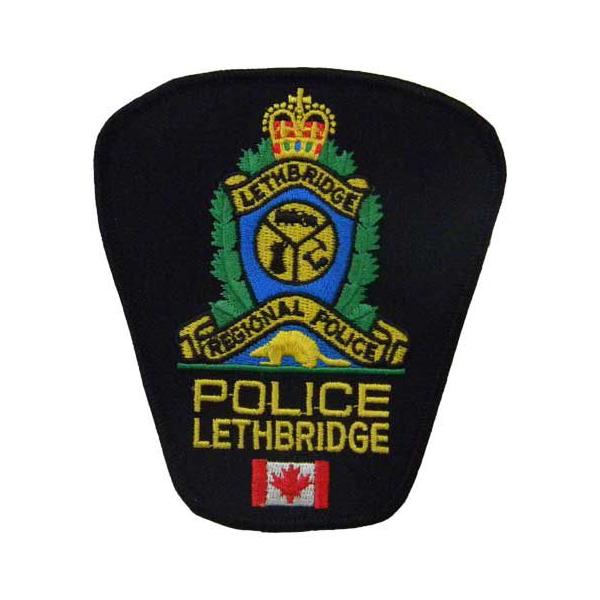POLICE LETHBRIDGEのワッペン（Smallサイズ）アイロン装着可能です。大きさは約横10cm・縦11.5cmのスモールサイズです。洋服の胸・袖・カバンなどにつけてアクセントにどうぞ。ワッペンSmallサイズのみ、10枚までネコ...