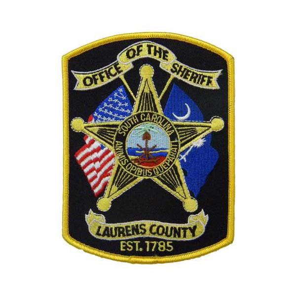 OFFICE OF THE SHERIFF LAURENS COUNTYのワッペン（Smallサイズ）アイロン装着可能です。大きさは約横9.5cm・縦12.7cmのスモールサイズです。洋服の胸・袖・カバンなどにつけてアクセントにどうぞ。ワッ...