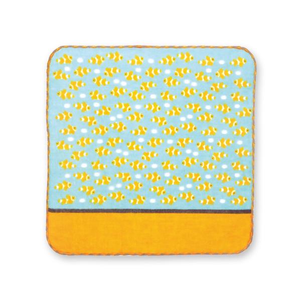 町娘のハンカチーフ水族館篇カクレクマノミ町娘のハンカチーフ水族館篇今日は雨が降っているから水族館にいきましょう。水の中をすいすいと泳ぐ姿はまるで空を飛んでいるようね。表面ガーゼ地、裏面タオル地の2枚合わせはんかち。サイズ：25x25cm綿１...