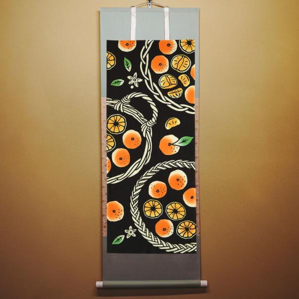 kenema注染手拭いお蜜柑手拭い本来の製法のため、切りっ放しで両端処理はされていません。裁断位置によって寸法が前後する場合がございます。使い始めに出るほつれは切りそろえてください。注染手ぬぐいkenema（気音間）ブランドの手ぬぐいは日本...