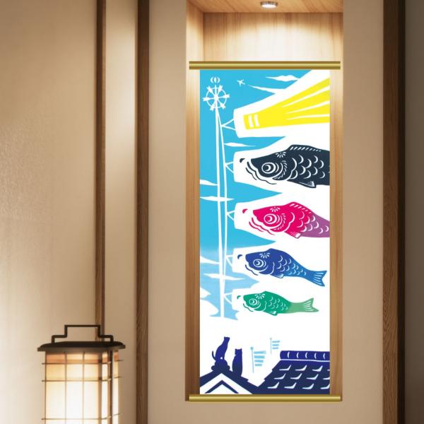 屋根より高い鯉幟青空の中、どこよりも高く泳ぐ鯉。悠々と屋根より高く泳ぐから、物欲しそうな猫の手も届きません。手拭い本来の製法のため、切りっ放しで両端処理はされていません。裁断位置によって寸法が前後する場合がございます。使い始めに出るほつれは...