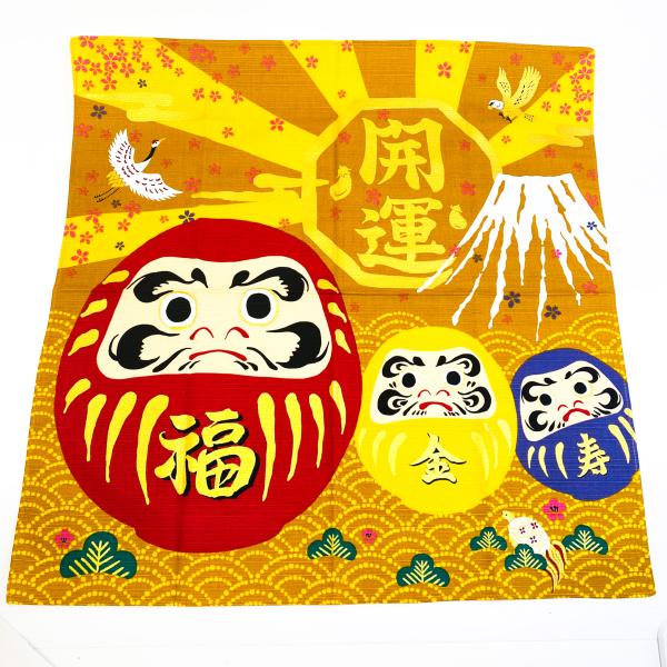 小ふろしき 開運風呂敷 達磨 だるまお正月3体のダルマに富士、鷹、茄子、鶴、松とおめでたいモチーフを揃えた開運風呂敷。ギフトのラッピングやお弁当包み、ランチョンマットにも最適。サイズ：中巾(50cm)　品質：綿100％（シャンタン生地）日本製