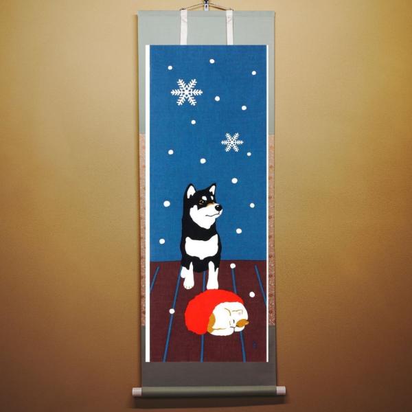 濱文様　絵手ぬぐい 黒柴くんと雪しんしんと雪の降り積もる静謐な空気と、ぬくもりが同居した冬の絵柄です。手拭い本来の製法のため、切りっ放しで両端処理はされていません。裁断位置によって寸法が前後する場合がございます。使い始めに出るほつれは切りそ...